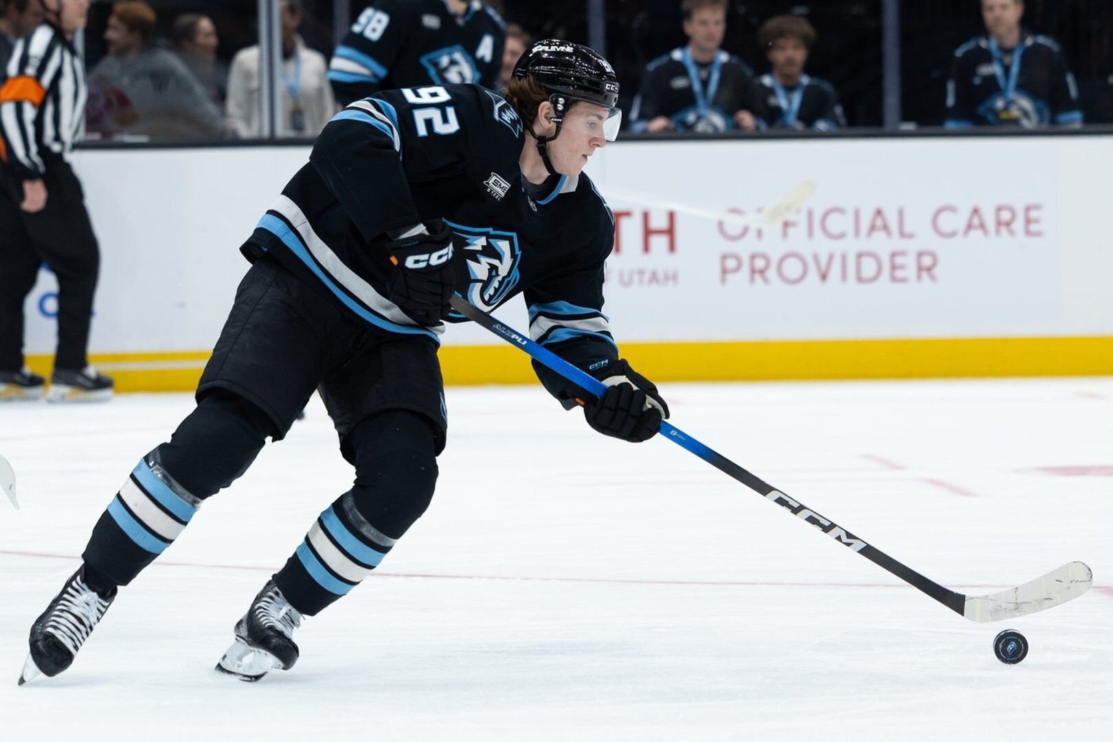 Cooley scores 4 straight goals in 5-point night in Mammoth's 5-1 win over Golden Knights