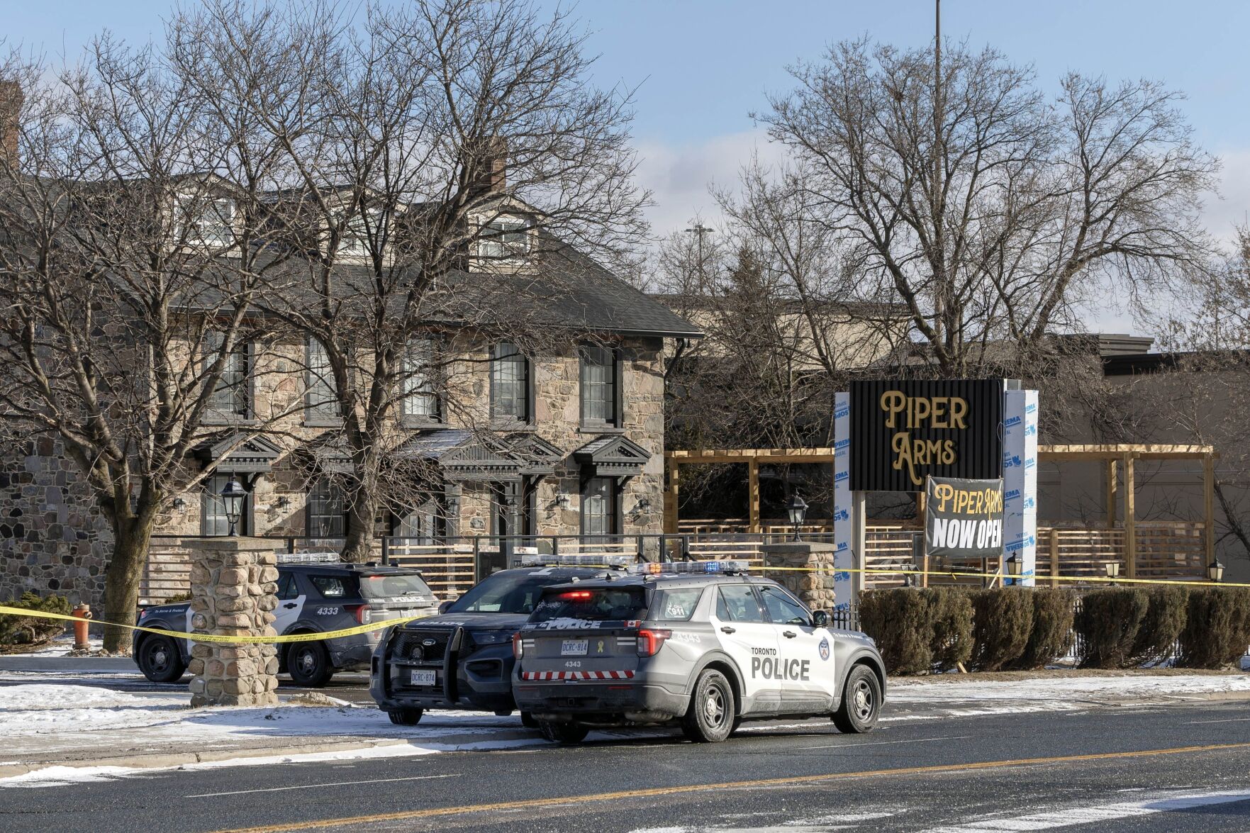 Toronto police hunt for 3 shooters in Scarborough pub attack