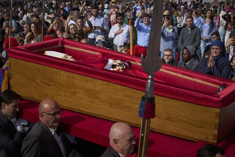 Tens of thousands file into St. Peter's Basilica to pay final respects ...