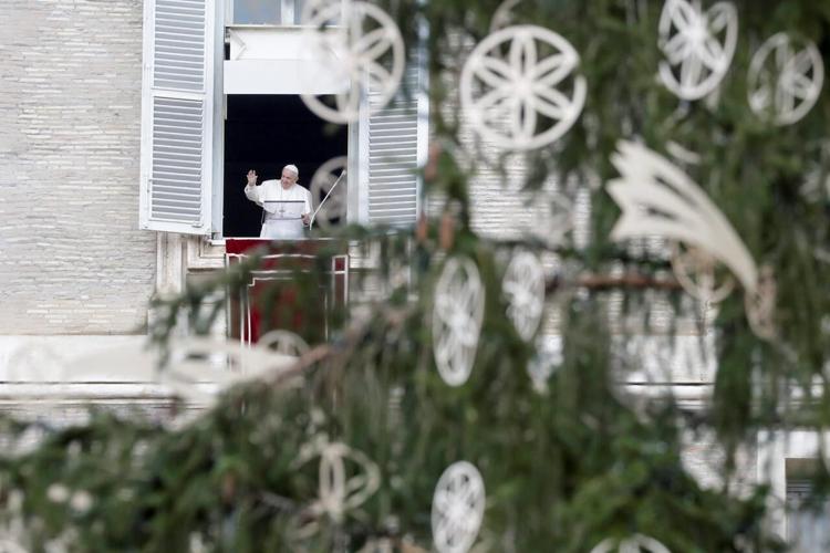 Pope’s Midnight Mass to start early to respect COVID curfew