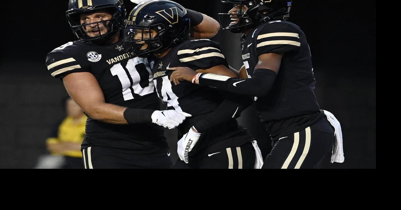 Wright scores school record 6 TDs as Vandy beats Elon 42-31
