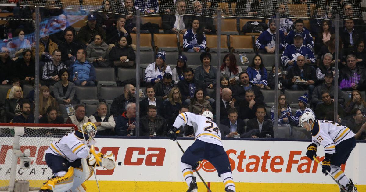 Empty rinkside seats an insult to Maple Leafs fans