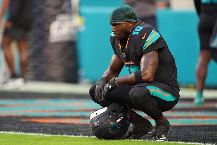 Tyreek Hill boosts spirits of Dolphins with visit soon after major knee surgery