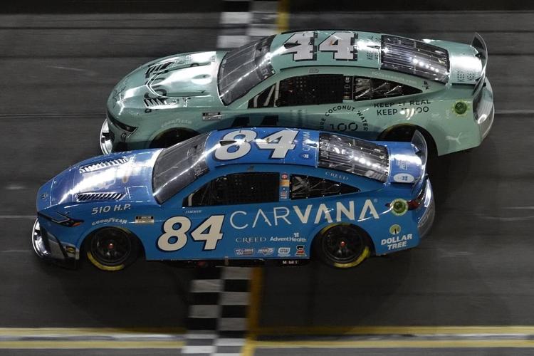 Jimmie Johnson uses desperate late push to qualify for his 21st Daytona 500