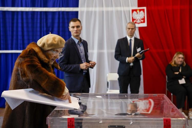 Poles vote in a high-stakes election that will determine whether right ...