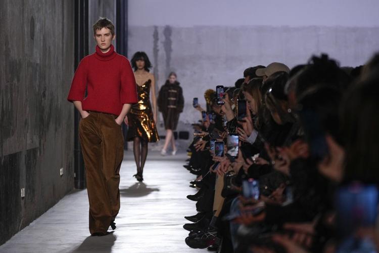 N21 brings back wardrobe staples with feathery details and statement bows