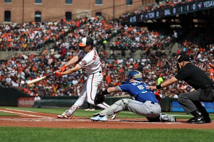 Orioles score five runs in ninth to stun Blue Jays 6-5