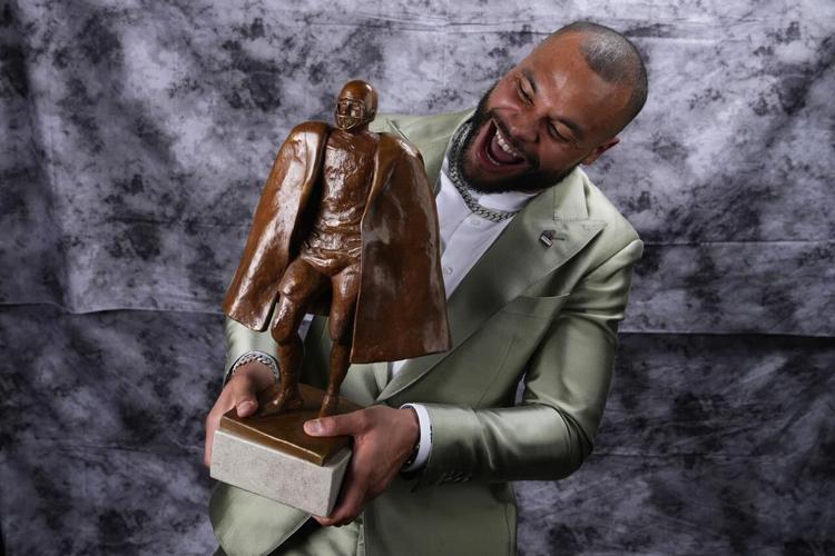 Prescott pays tribute to late mother while accepting award