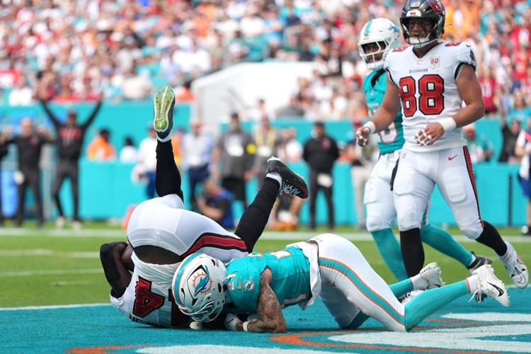 Ewers throws 2 TDs as Dolphins beat Bucs 20-17 to force pivotal Week 18 ...