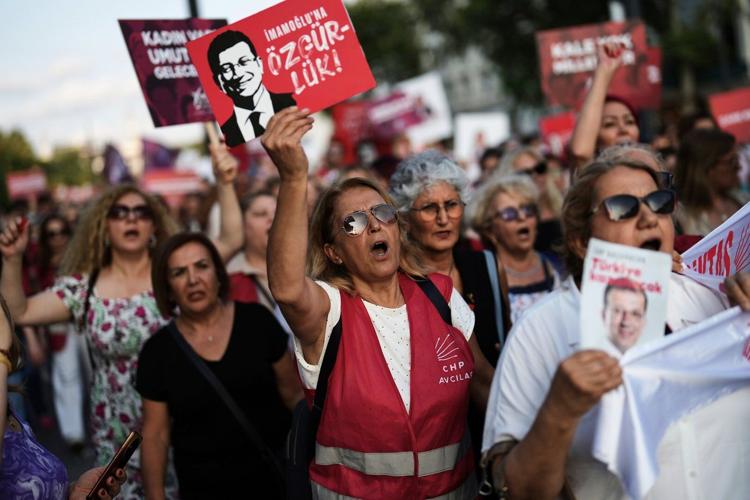 Photos of street protests as Turkey detains 120 opposition officials