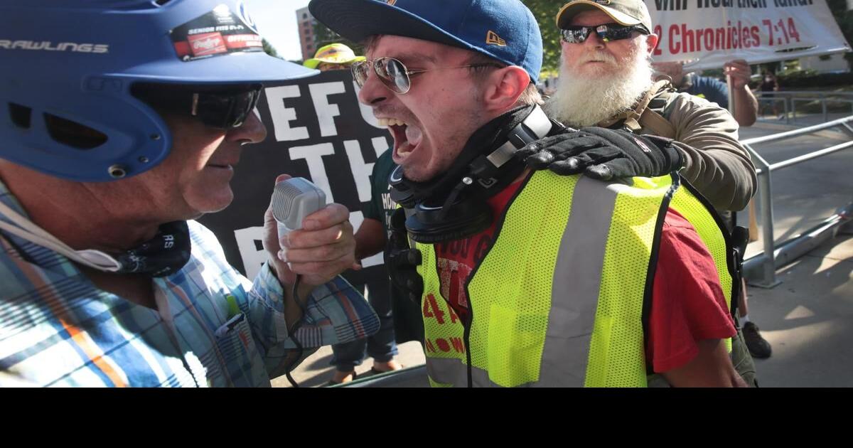 A smaller but louder and loaded crowd of pro-Trumpers the shape of ...