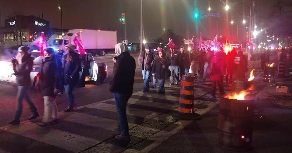 Protesters outside Canada Post processing plant in Mississauga block ...