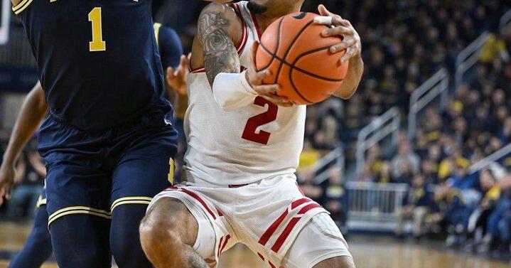 Wisconsin hands No. 2 Michigan its first loss, 91-88