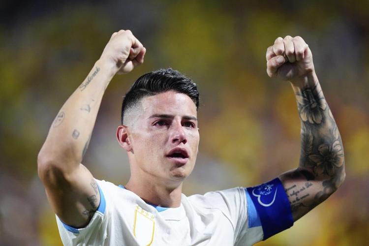 Darwin Núñez, Uruguay teammates enter stands as fans fight