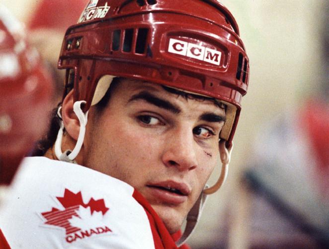 Eric Lindros takes road less travelled to Hockey Hall of Fame