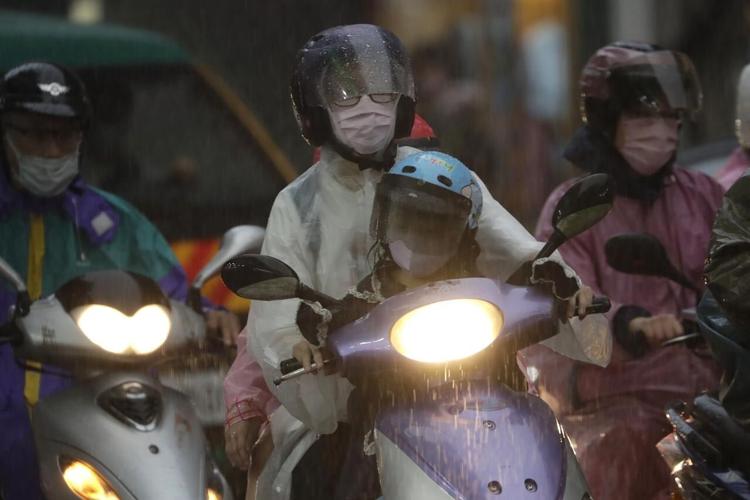 Typhoon Muifa makes landfall in China, heads for Shanghai