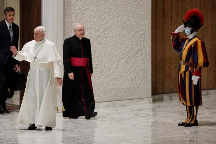 Pope reverts to mask-less old ways amid growing criticism
