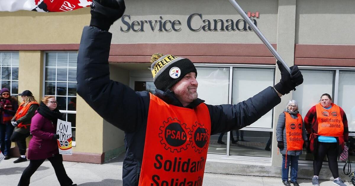 Service Canada workers go on strike in Peterborough