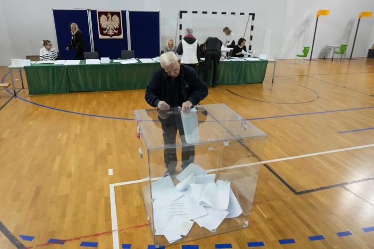 Poles vote in a high-stakes election that will determine whether right ...