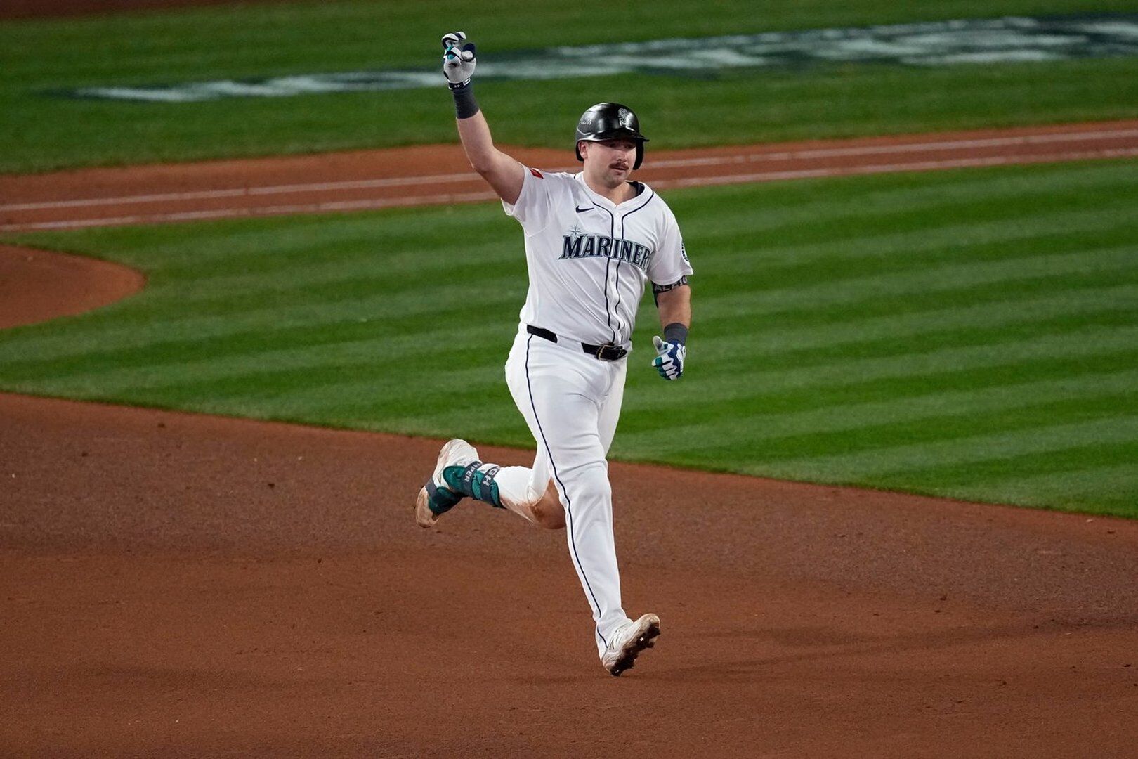 Raleigh's 64th homer of the year sparks Mariners' 8th-inning rally ...