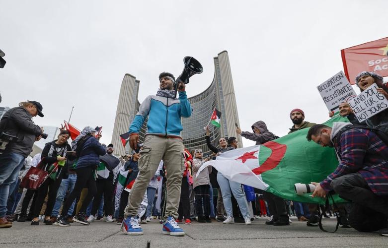 Thousands attend Toronto pro-Palestinian, pro-Israel rallies
