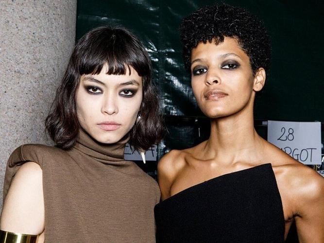 The indie sleaze beauty trend is back