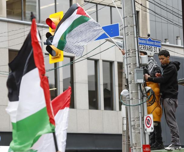 Thousands attend Toronto pro-Palestinian, pro-Israel rallies