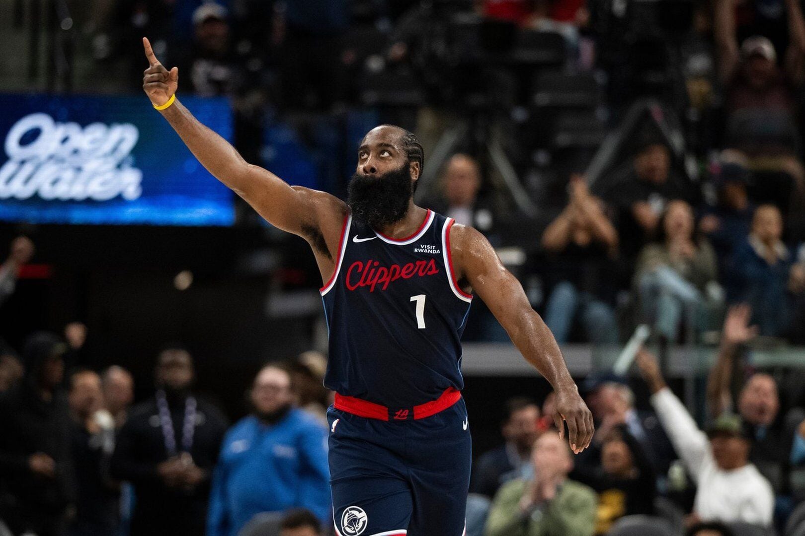 Harden scores 30 points to help Clippers rout Suns 129-102 in home opener