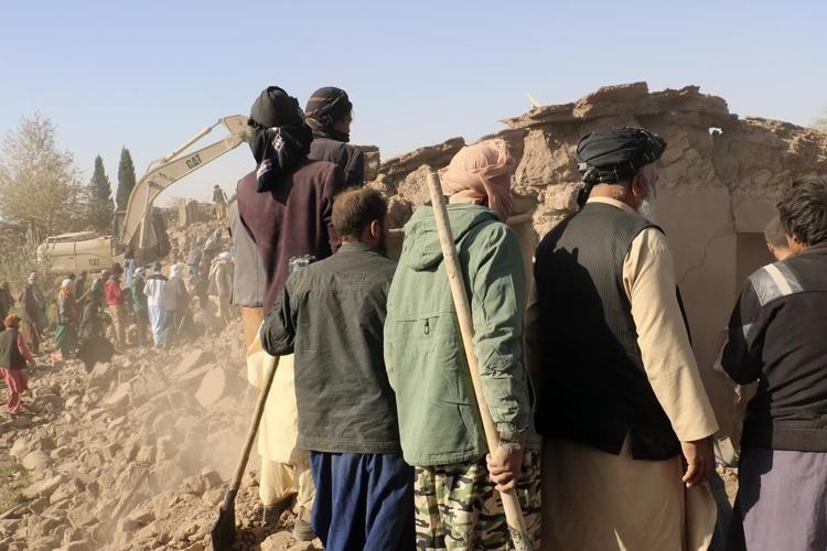 Desperate people dig out dead and injured from Afghanistan earthquakes ...