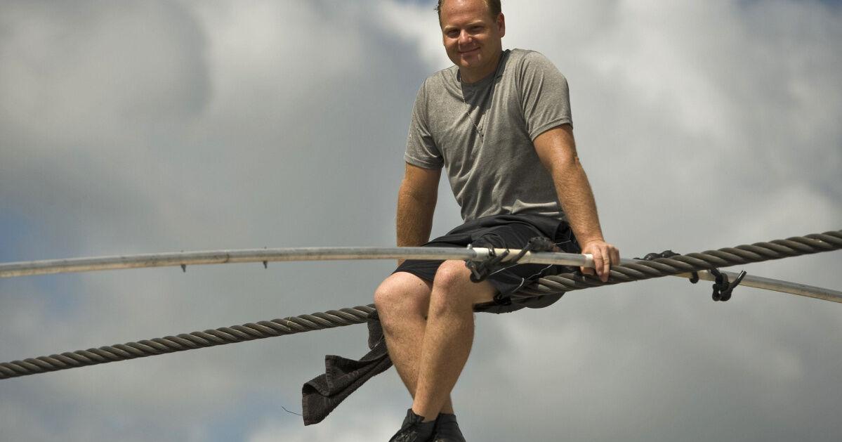 Nik Wallenda completes high-wire walk across Grand Canyon