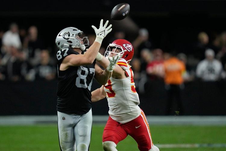 Daniel Carlson hits 60-yard field goal to lift Raiders over Chiefs, 14-12