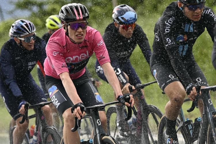 Giro leaders play it safe on first mountain stage as breakaway rider ...