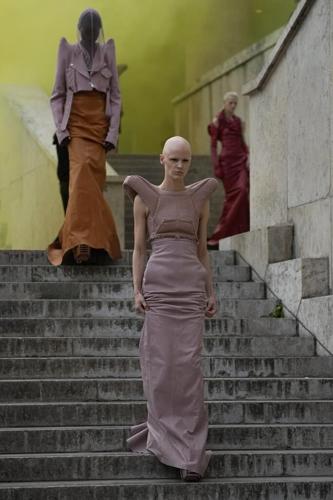 Last samba in Paris: Gabriela Hearst exits Chloé dancing, not crying ...