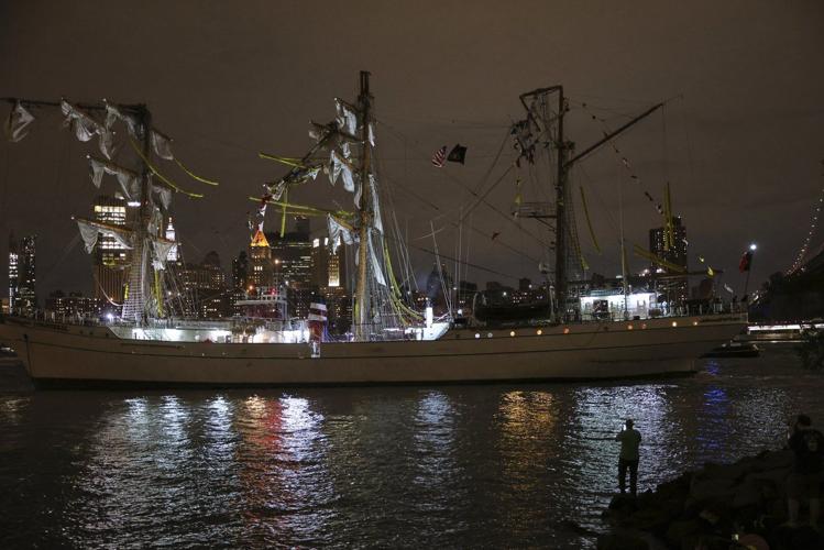 AP PHOTOS: Mexican tall ship strikes Brooklyn Bridge, snapping masts ...