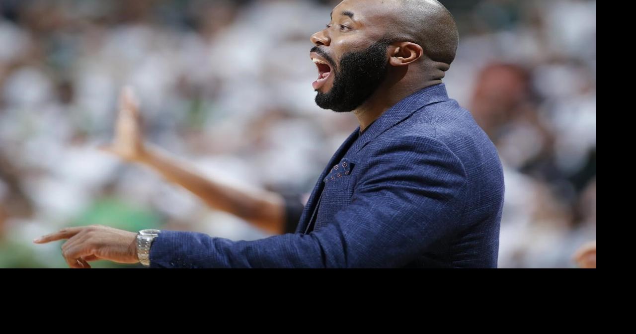 Villanova’s 1st-year coach Kyle Neptune learning on the job