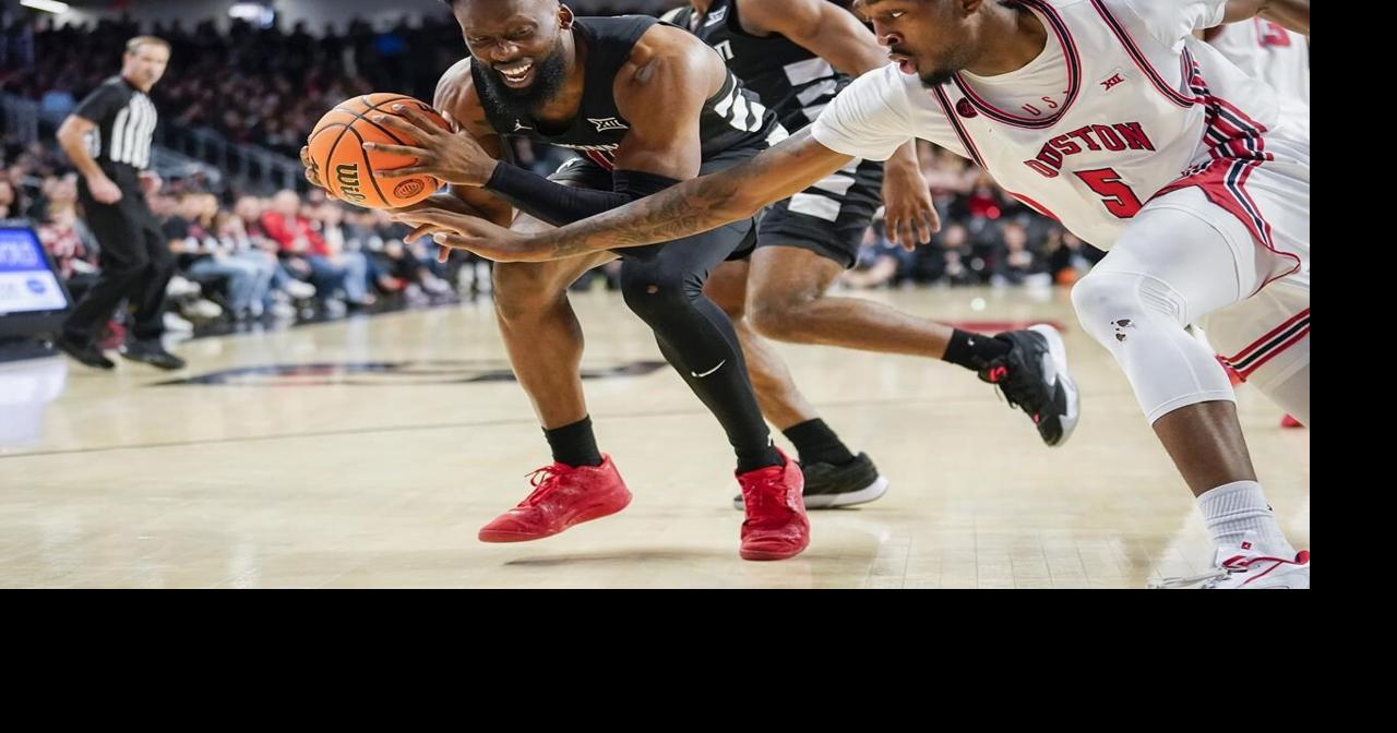 J’Wan Roberts powers No. 5 Houston past Cincinnati 67-62