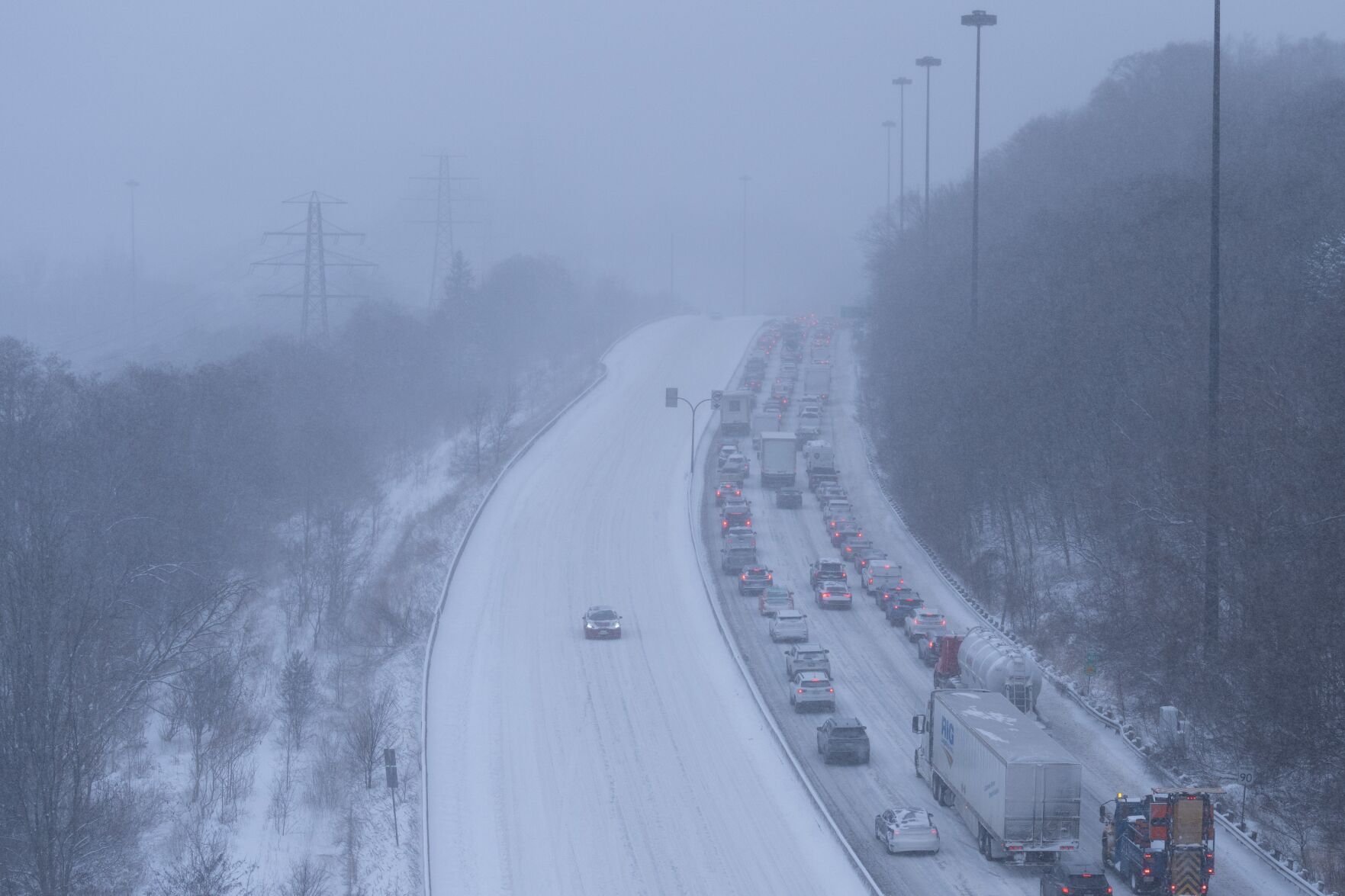 Toronto snowfall warning live: Major commute, travel delays