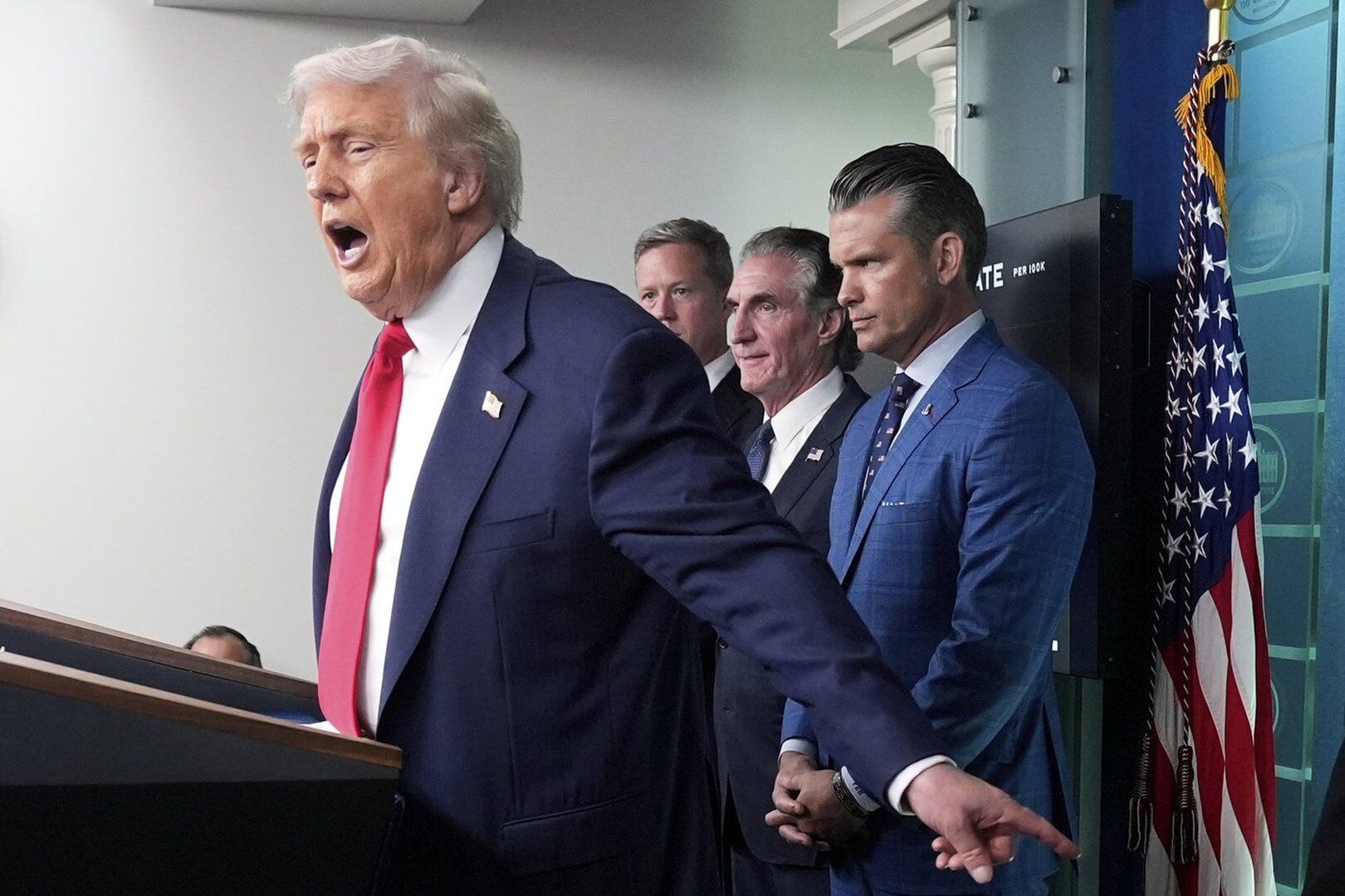 Photos of Trump's emergency declaration as the National Guard is ...