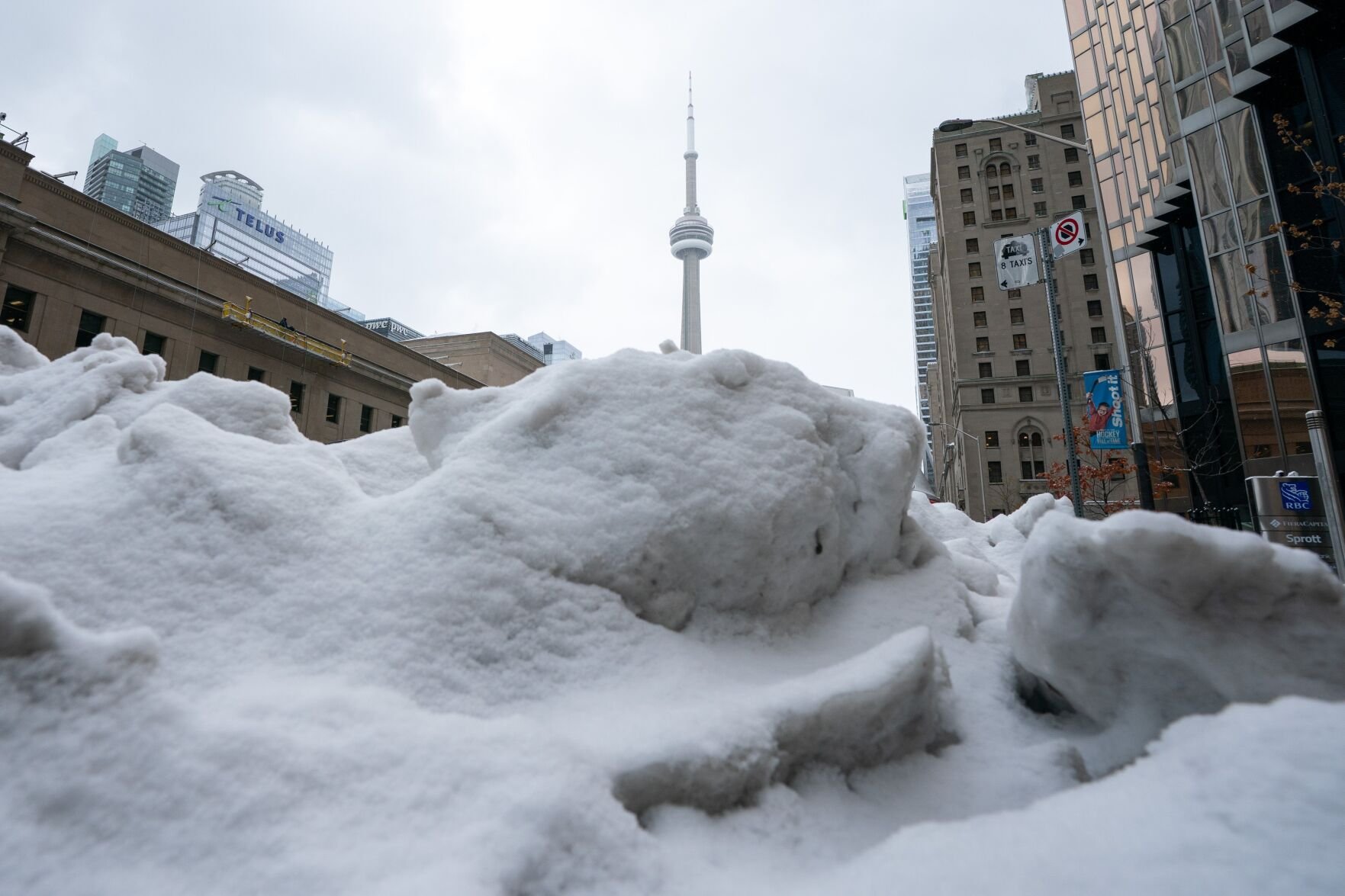 Record snowfall buries GTA, causes road chaos