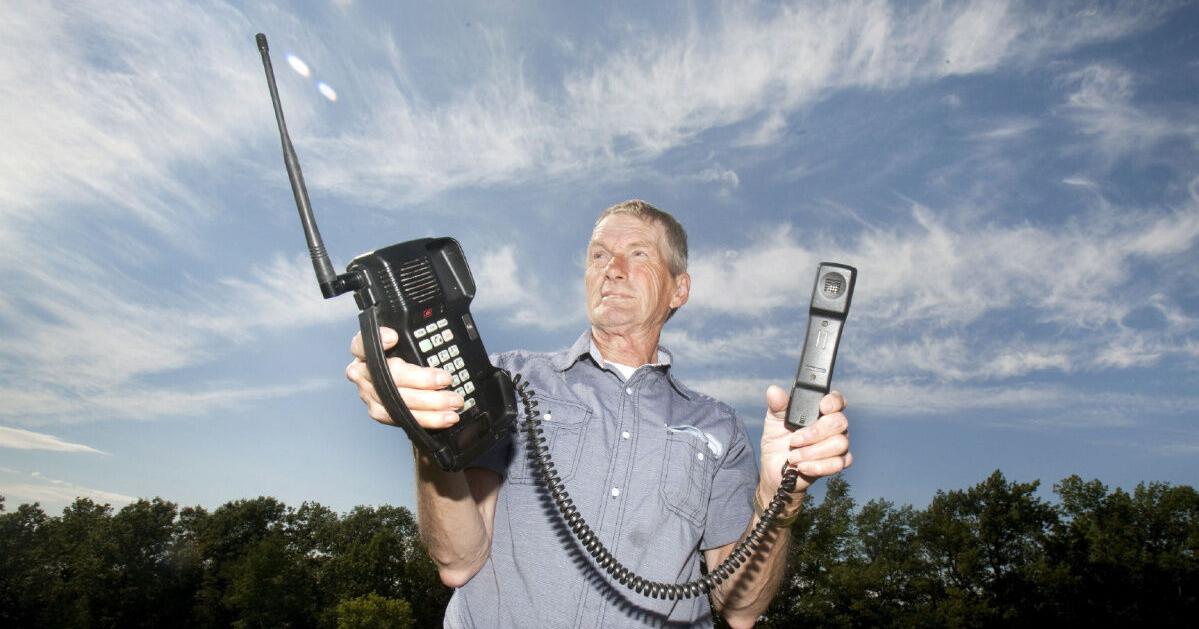 Cellphones mark 30 years in Canada