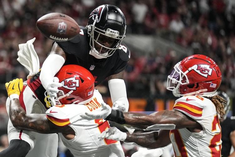 Mahomes throws 2 touchdown passes and the Chiefs' defense preserves a ...
