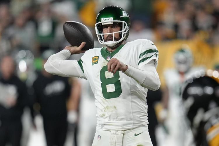 Russell Wilson throws for 2 TDs, runs for another TD in Pittsburgh ...