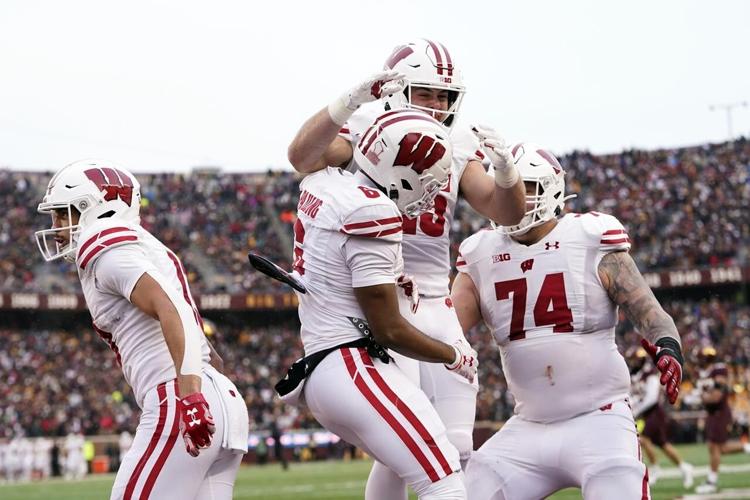 Badgers beat Gophers 28-14 to take back Paul Bunyan's Axe behind Allen ...