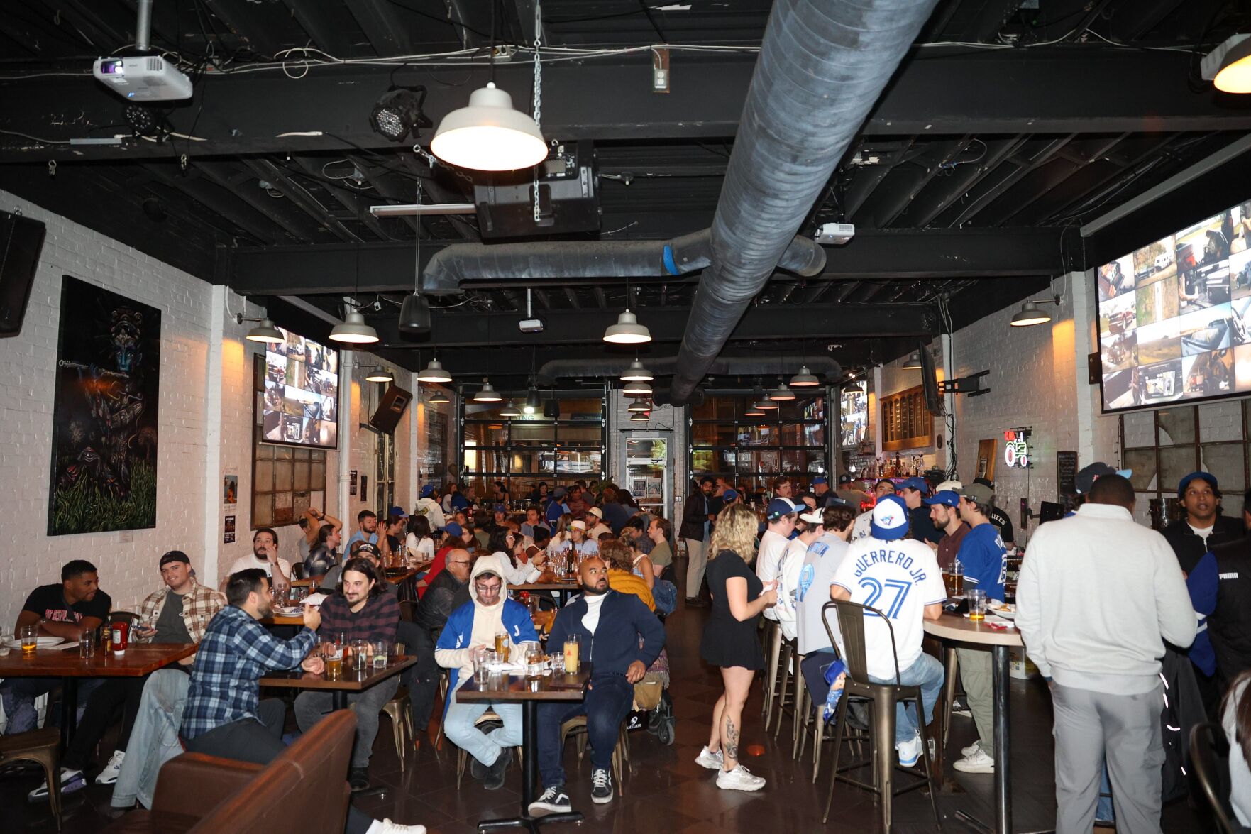 12 sports bars in Toronto for watching the Blue Jays game
