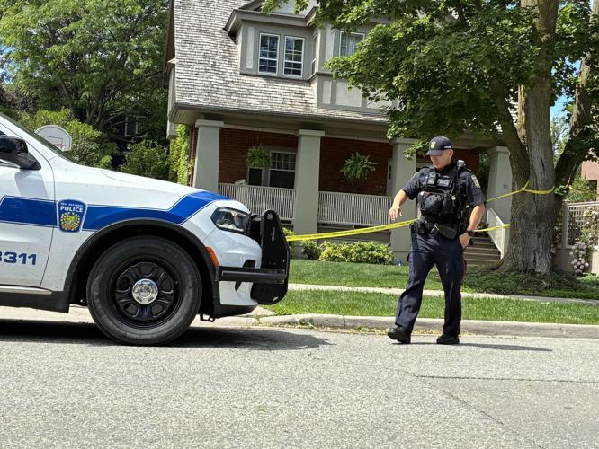 ‘Armed and dangerous’ suspect sought after 2 dead in Mississauga