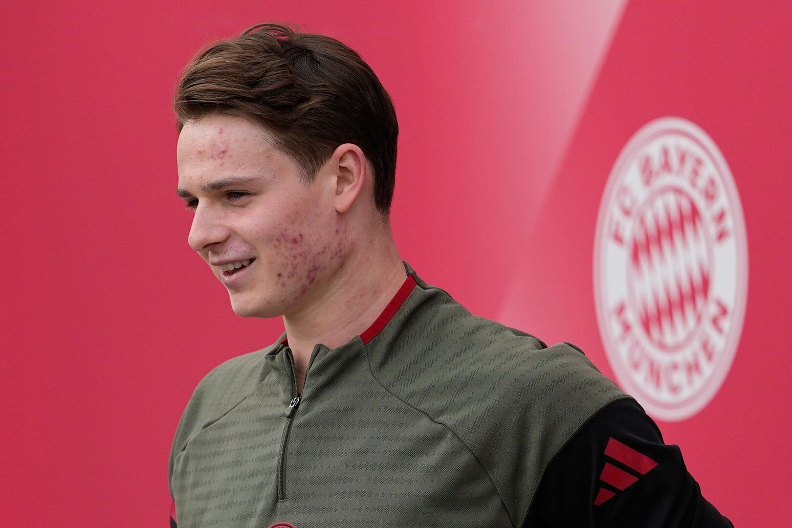 Bayern goalkeeper Urbig returns amid injury crisis to see his team past ...