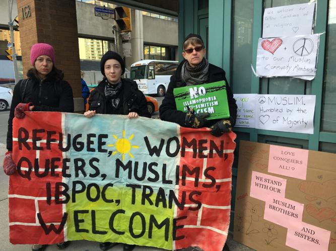 Anti-Islam protest in Toronto prompts spontaneous counter-protest