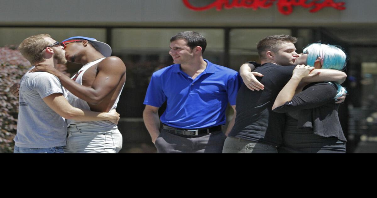 Chick Fil A ‘kiss Ins Draw Same Sex Marriage Supporters