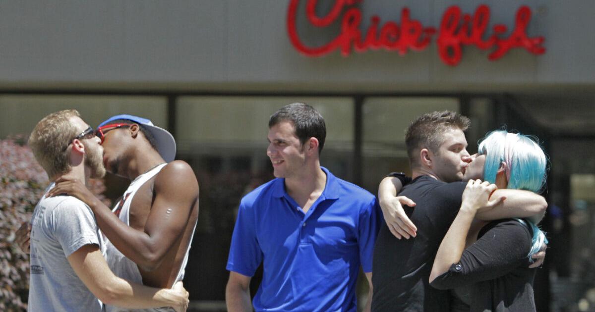 Chick Fil A ‘kiss Ins Draw Same Sex Marriage Supporters