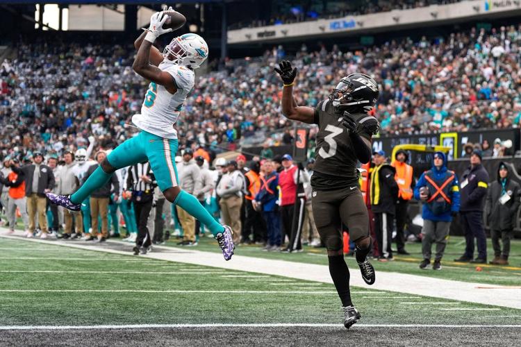 Tagovailoa wins in cold, leads Dolphins to 4th straight victory 34-10 ...